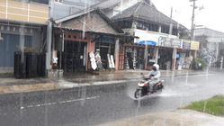 Musim hujan sampai kapan di Indonesia? Prediksi BMKG musim hujan awal ...