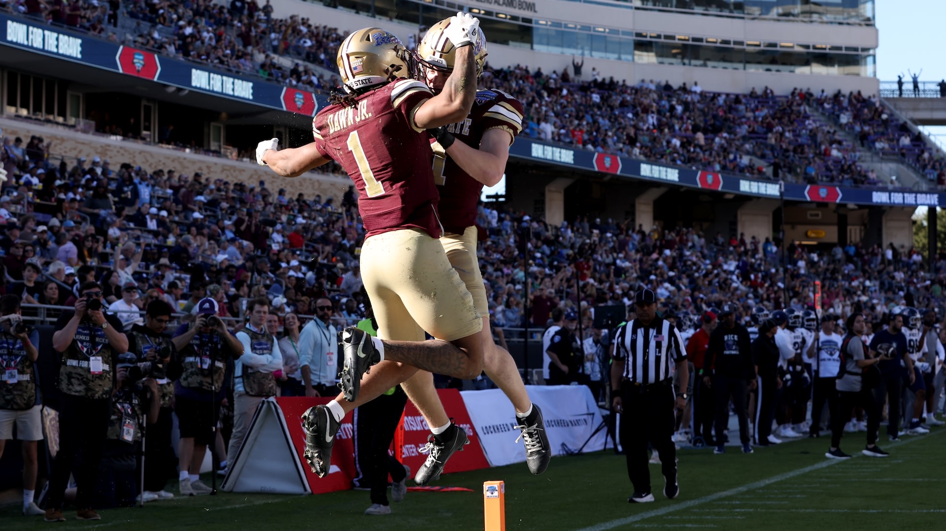 Parachutist gets tangled in netting while landing at Texas State vs ...