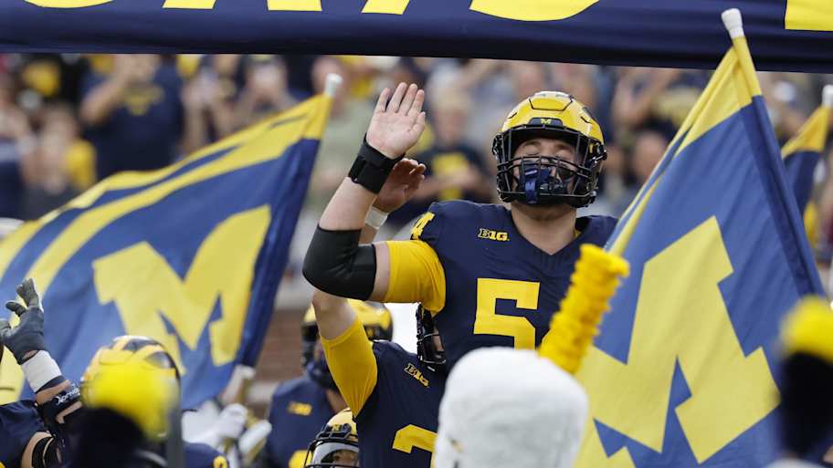 Michigan football starting offensive lineman enters transfer portal