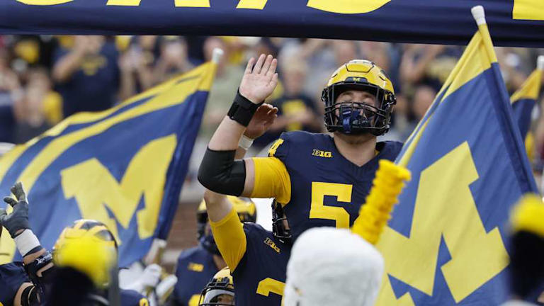 Michigan football starting offensive lineman enters transfer portal