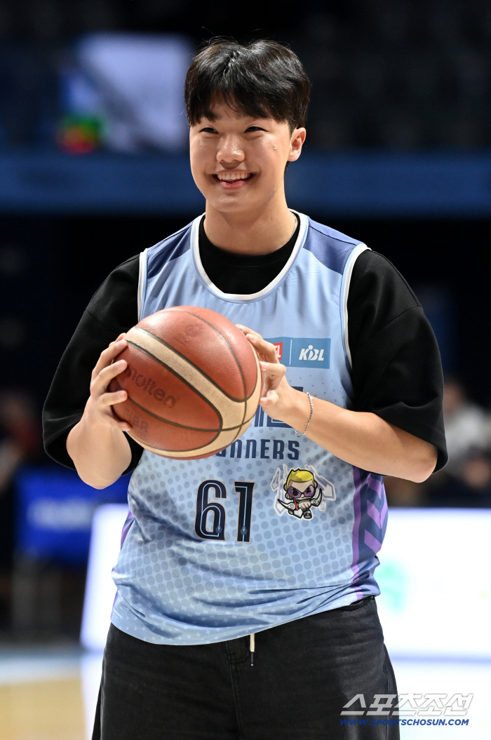 Smiling Jung Woo-ju, basketball is hard