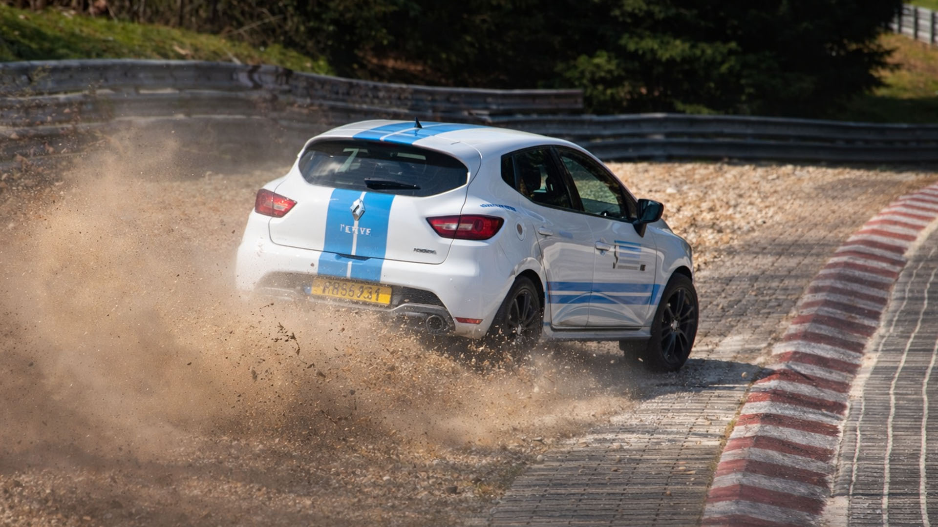 Intense Nürburgring highlight shows car off the track