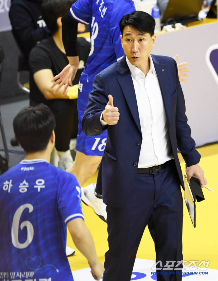 Director Kwon Young Min, setter Ha Seung Woo, thumbs up