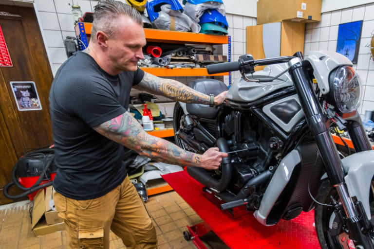 Job hingeschmissen! Erzgebirgs-Fleischer schraubt lieber an Harley ...