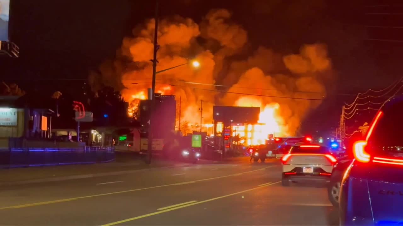 Massive blaze rips through Denver apartment construction site ...