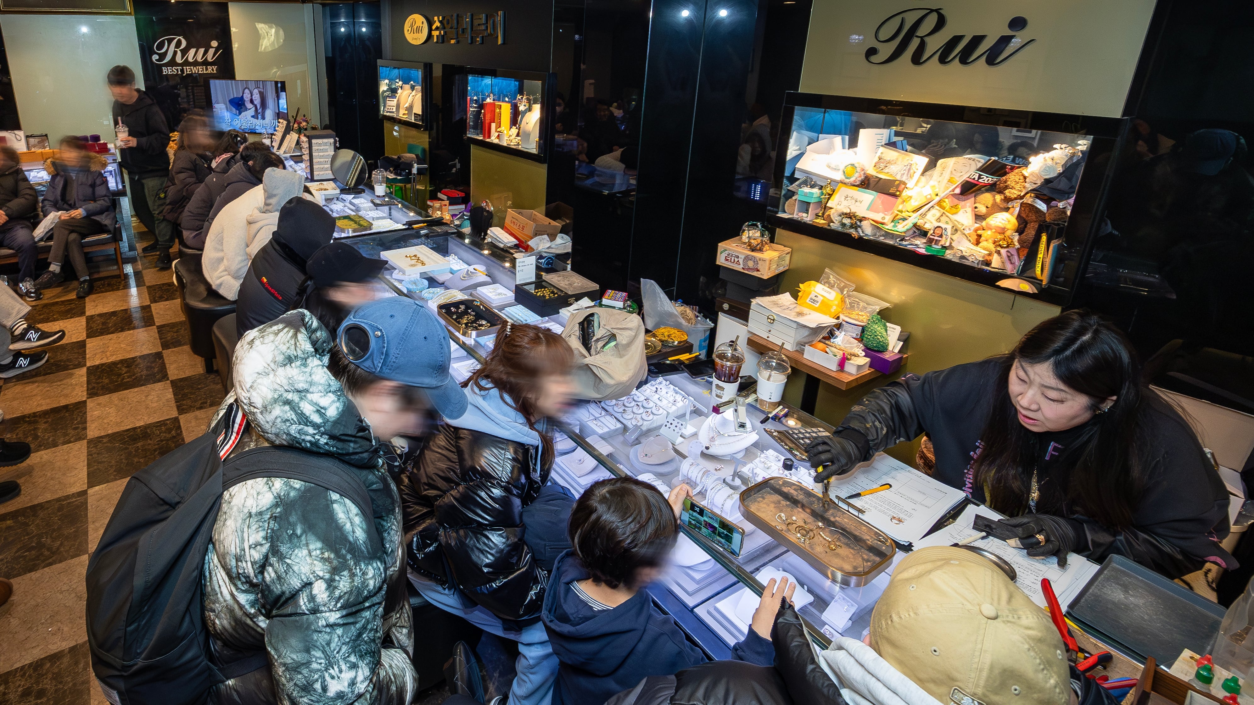 Skyrocketing gold prices spur unusual sales