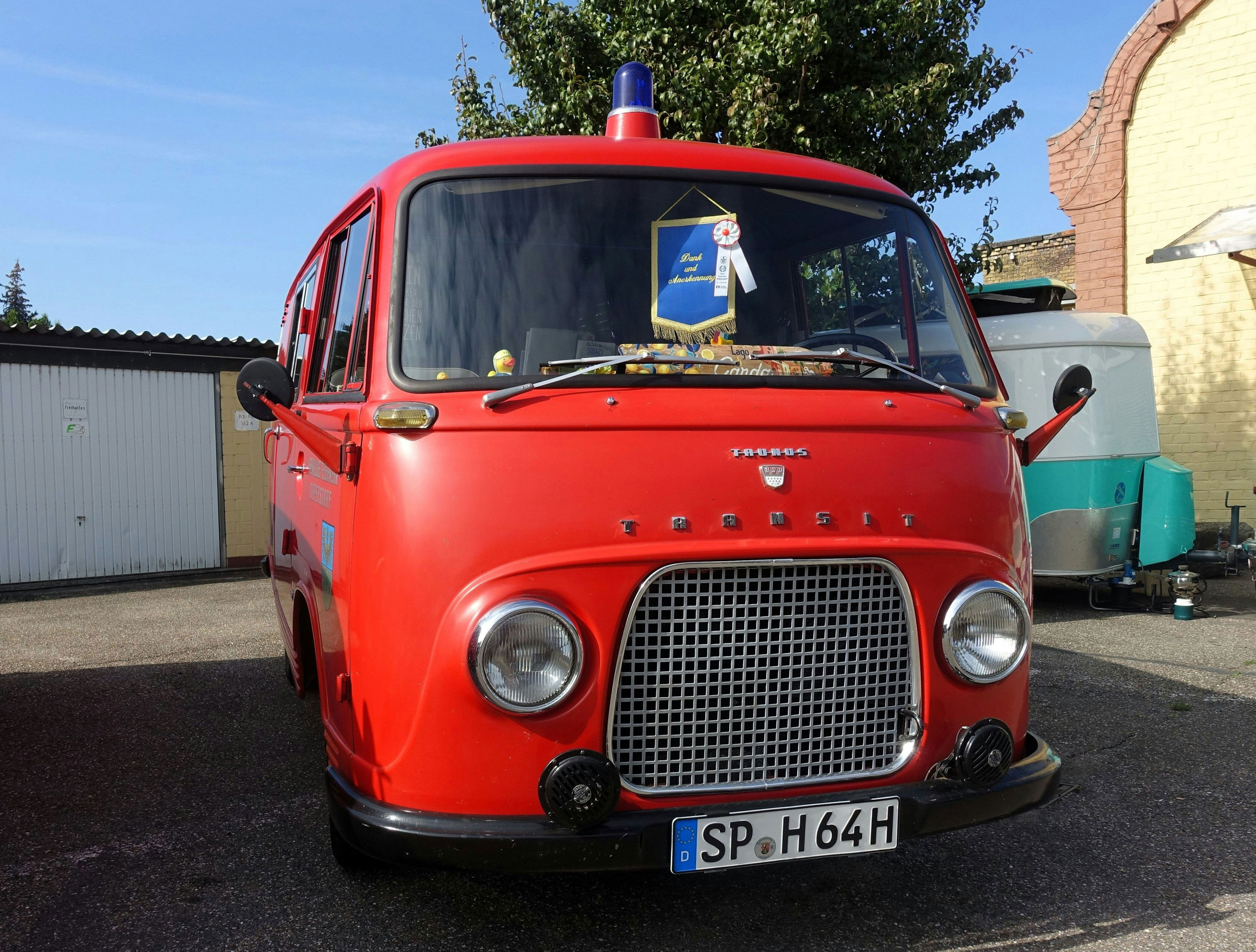 Herz aus Gold: Vermieter wohnt im Van, um seine Mieter zu schützen