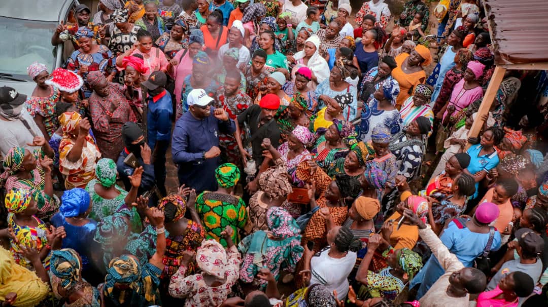 Yuletide: FHA boss shares food items to Osun residents