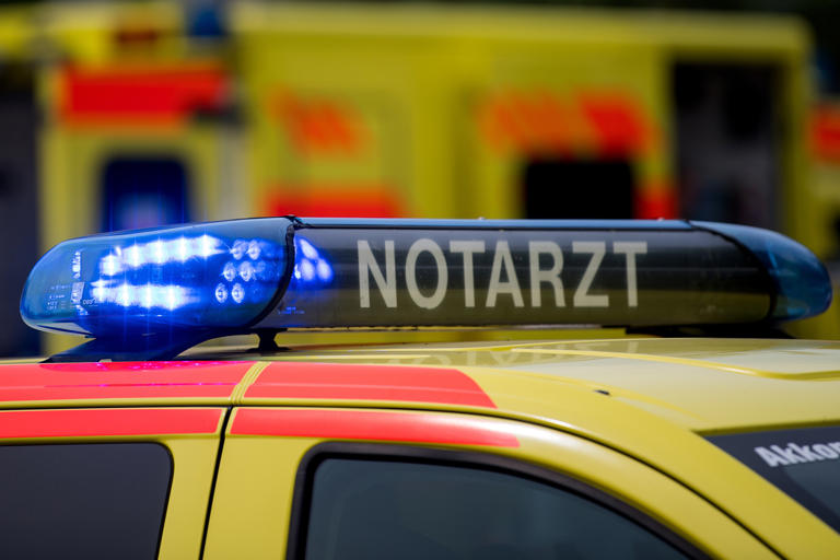 Mann attackiert Rettungskräfte während seiner Behandlung mit Messer ...