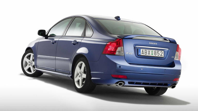 Volvo S40 T5: The turbocharged 5-cylinder compact sedan