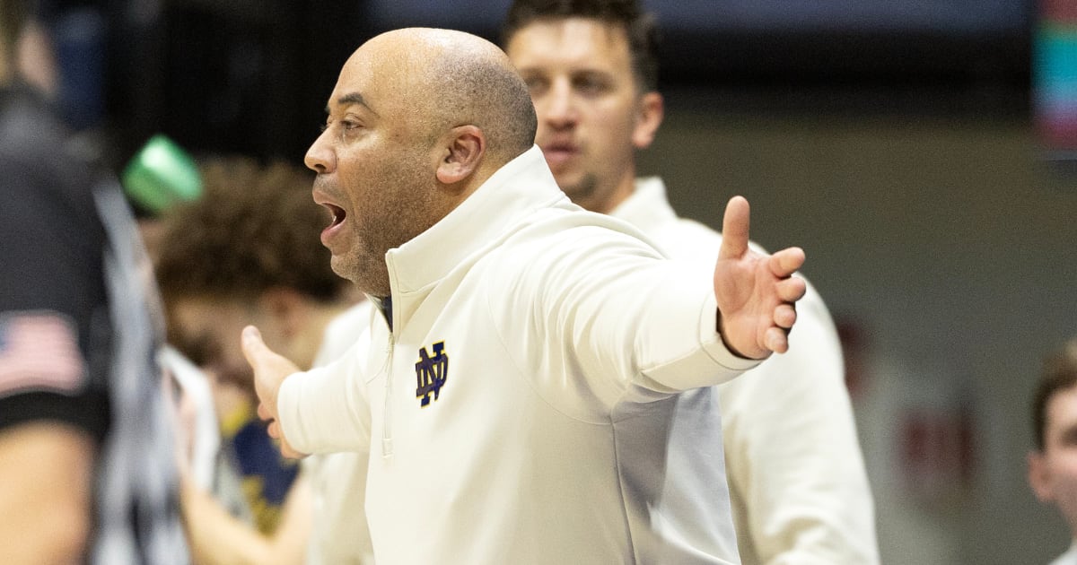 Notre Dame men’s basketball coach Micah Shrewsberry confronts official ...