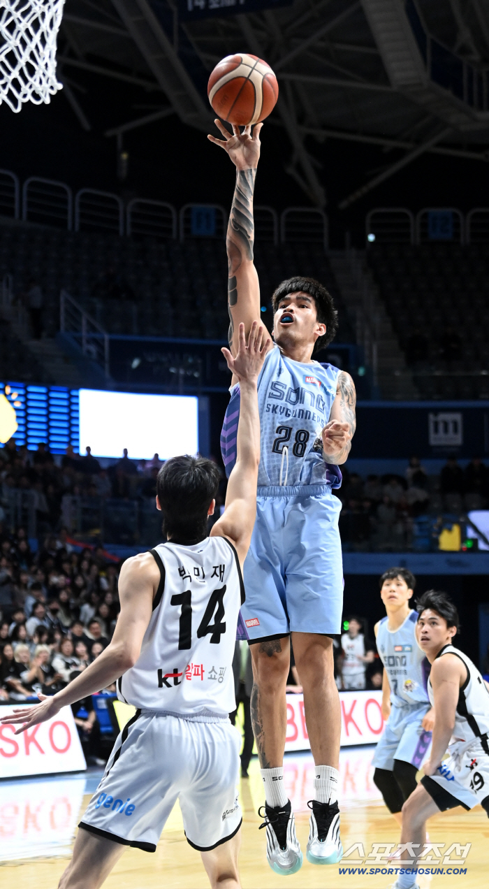 Chembao lightly with one hand