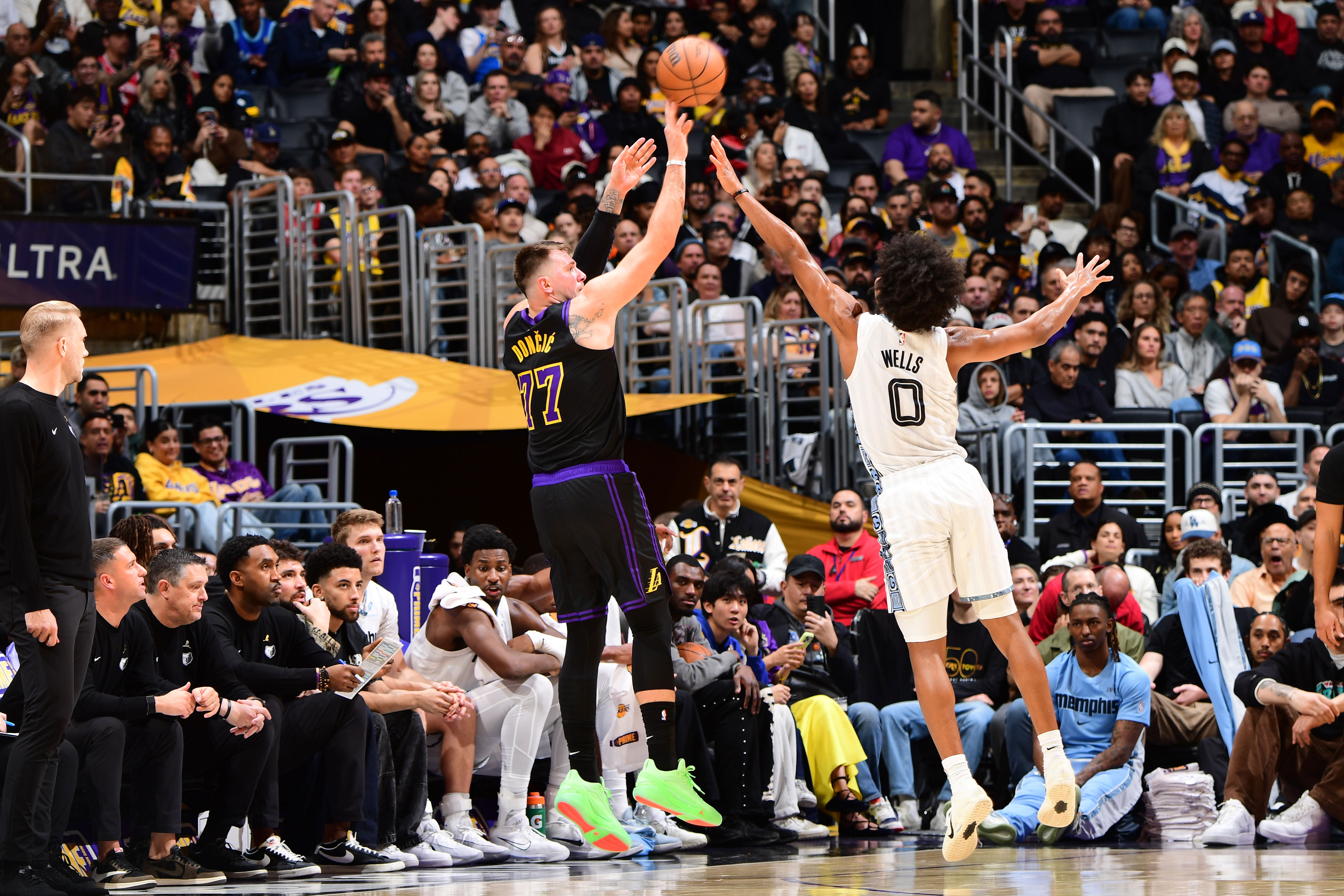 Lakers pull away late to beat Grizzlies