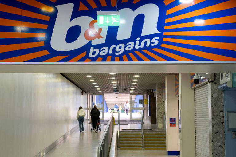 'Gorgeous' B&M £35 coffee table set looks 'so clean and sleek' in ...