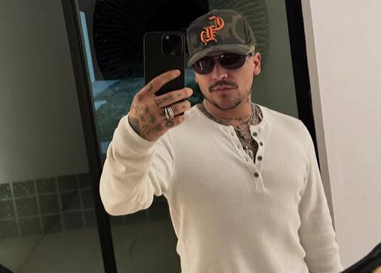 Fans halagan el nuevo look de Christian Nodal, pero le recriminan esto