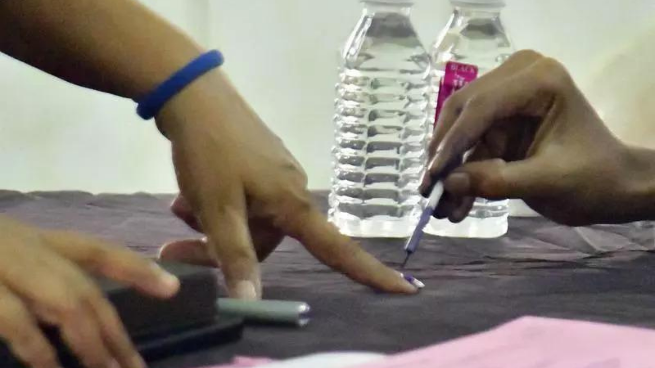 Congress, Shiv Sena (UBT) accuse Rahul Narwekar of interfering in ...