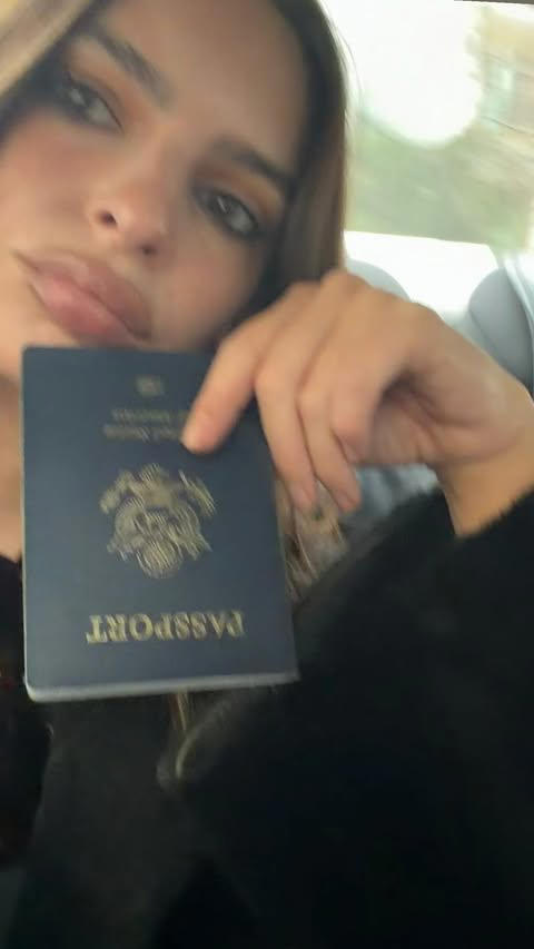 H Emily Ratajkowski στην Αθήνα: Έζησε σαν local για τα μάτια του Romain ...