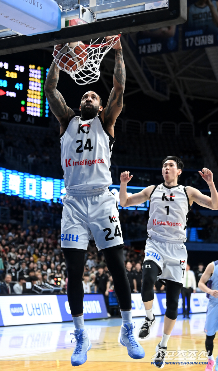 Williams' dunk lightly put it down