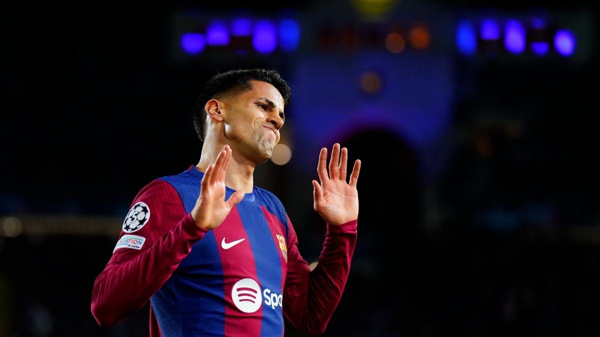 La afición del Barça duda con el fichaje de Cancelo