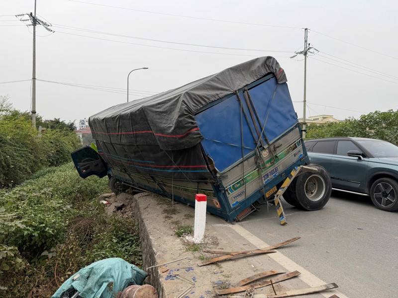Hà Nội: 4 ô tô va chạm trên tỉnh lộ, 3 xe hư hỏng nặng