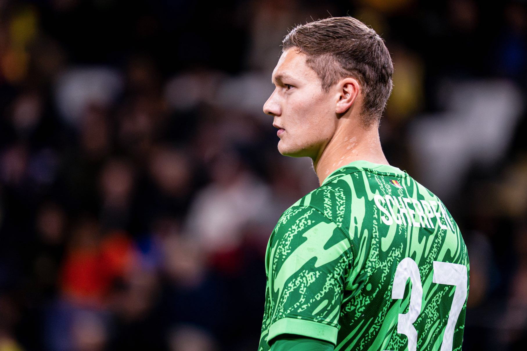 Hoe Kjell Scherpen op en naast het veld vroeg volwassen werd