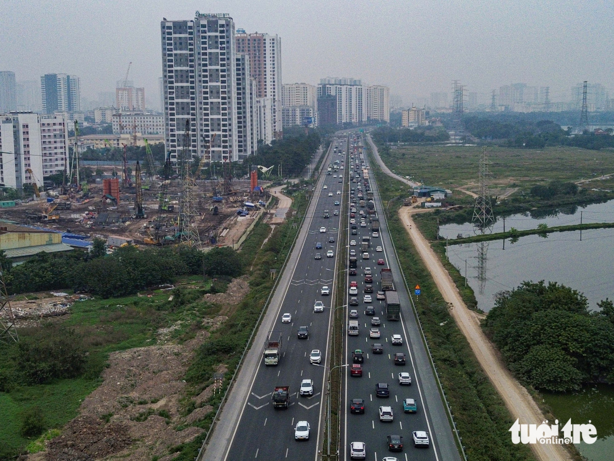 Chưa hết kỳ nghỉ, xe cộ đã ùn ùn trở lại Hà Nội, cảnh sát phải phân ...