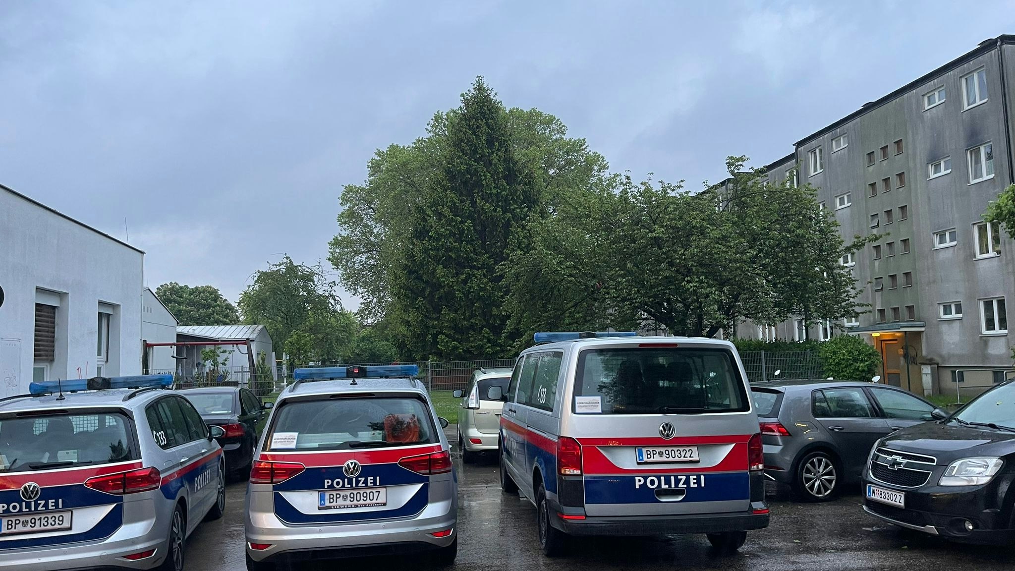 Frau randaliert und attackiert Polizisten mit Messer