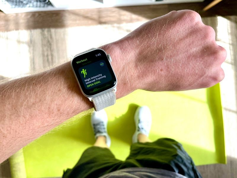 Most people quit their fitness goals by January. Apple Watch users don ...