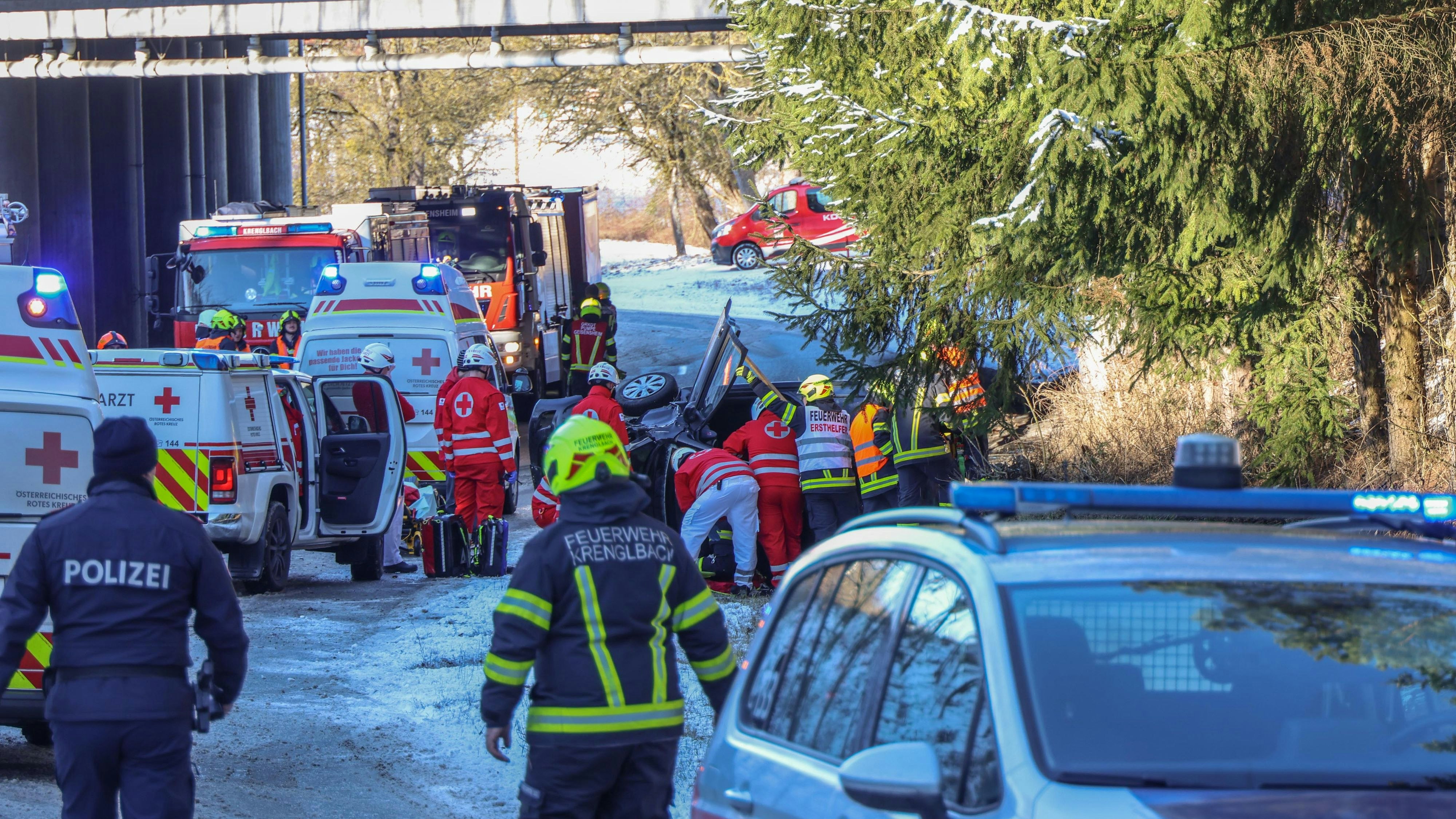 Autofahrerin nach Crash in Unfall-Wrack gefangen