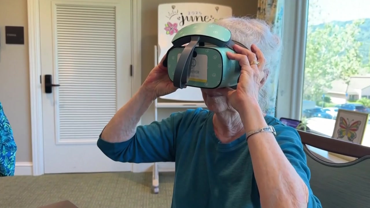 VR로 떠나는 추억 여행...치매·고립 막는 '실버 테크'