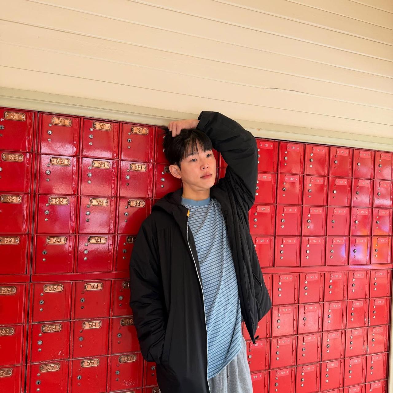 No need to rush… 폴킴, 겨울 오후 속 여유→붉은 우체함 앞 사색