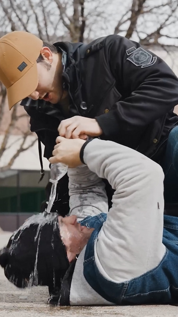 Una pelea de botellas de agua que sale mal