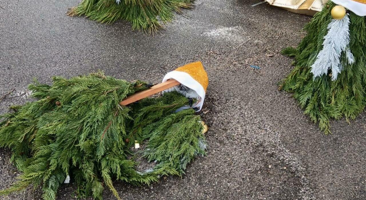 Rubano i cappellini di Babbo Natale e distruggono gli elfi: vandali in ...