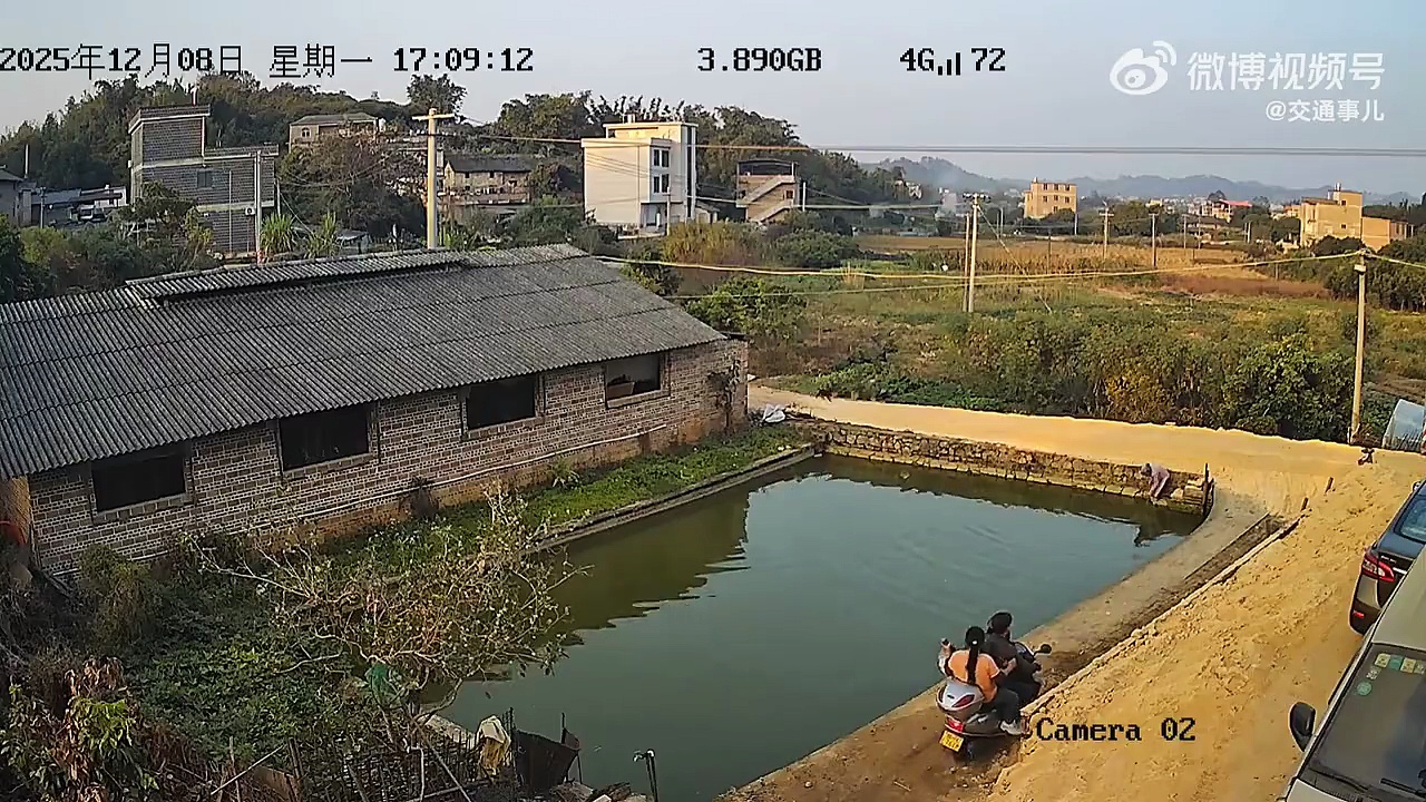 Les 3 finissent à l'eau à cause d'un chien