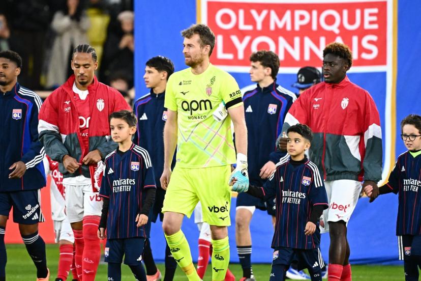 Le gardien de Monaco Lukas Hradecky sort sur blessure contre l'OL