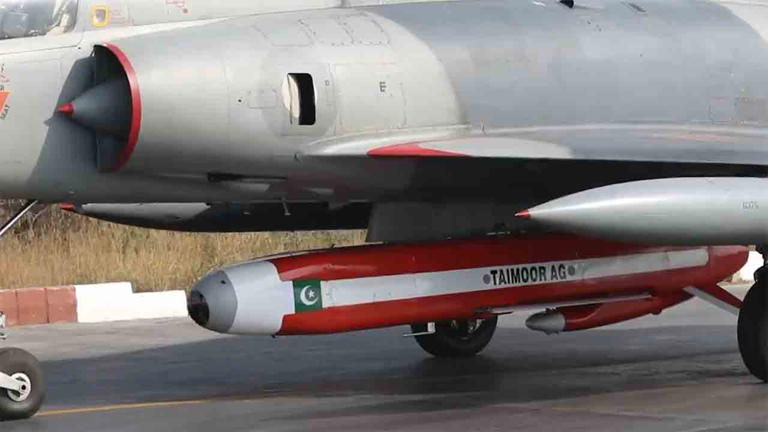 Video: Pakistan test met succes de vanuit de lucht gelanceerde ...