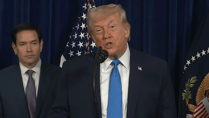 Nicolas Maduro flashes peace sign while in federal custody, video