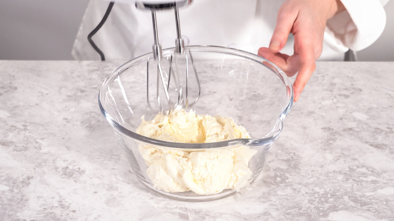 12 techniques that make frosting cupcakes a breeze