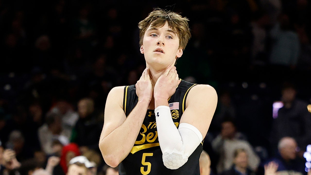 Notre Dame head coach goes ballistic, rushes after official in wild ...