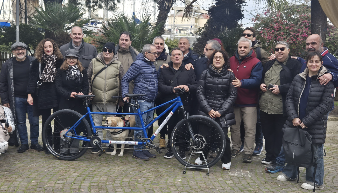 Giornalisti di Crotone solidali, donato un tandem speciale all’Anpvi