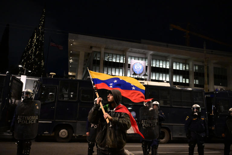 Πορεία στο κέντρο της Αθήνας για την εισβολή των ΗΠΑ στη Βενεζουέλα ...