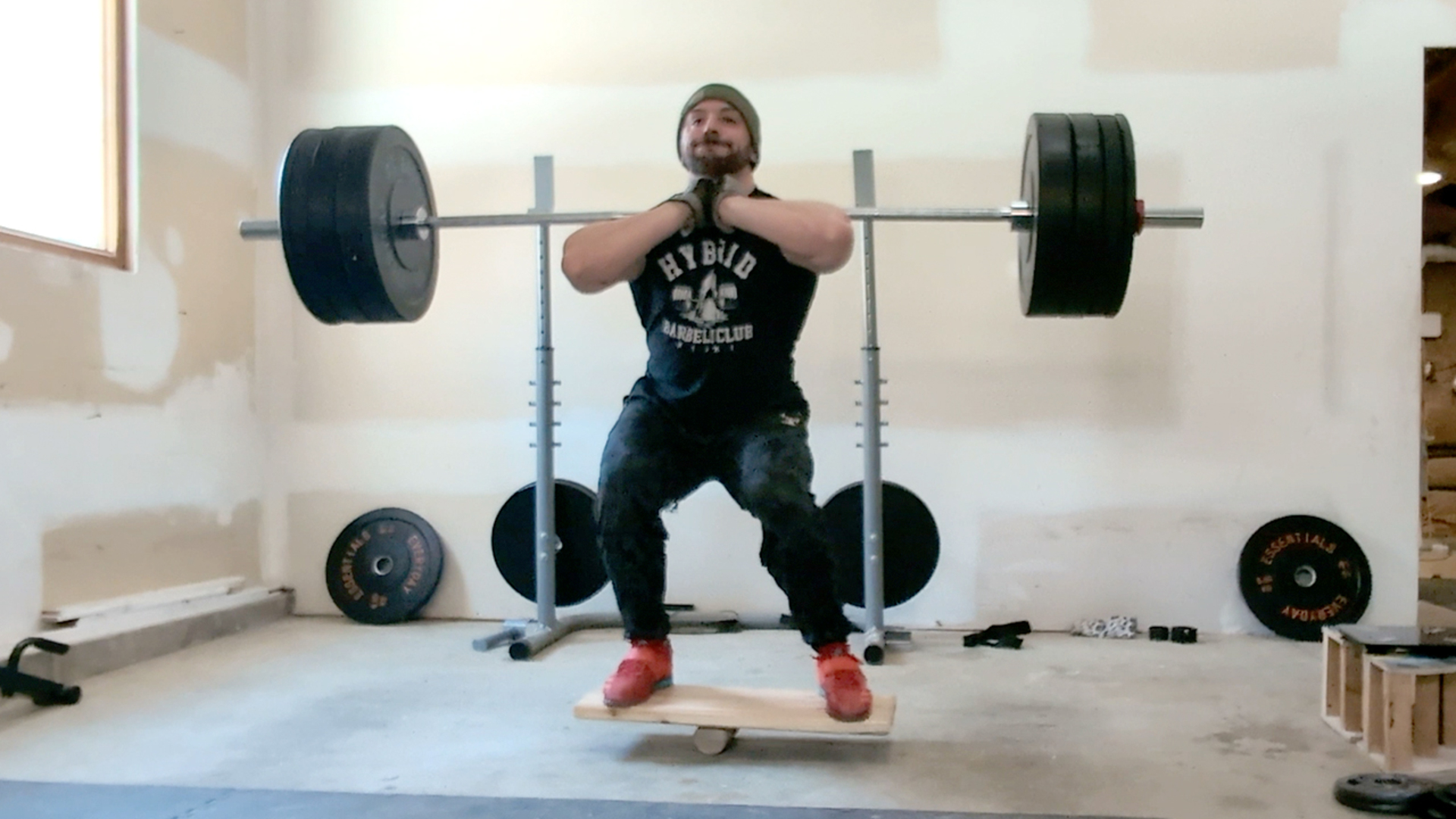 Le squat avant le plus lourd sur une planche d'équilibre - 123,42 kg ...