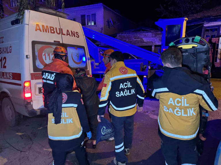 Edirne’de korku dolu dakikalar, çökme riski nedeniyle AFAD vatandaşları ...