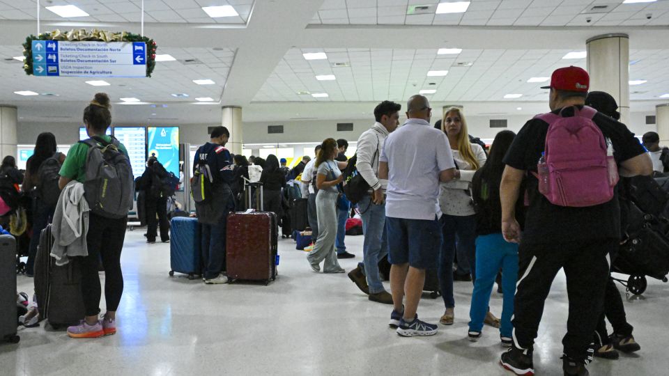 Cientos de vuelos cancelados en Puerto Rico y el Caribe tras ataques en ...