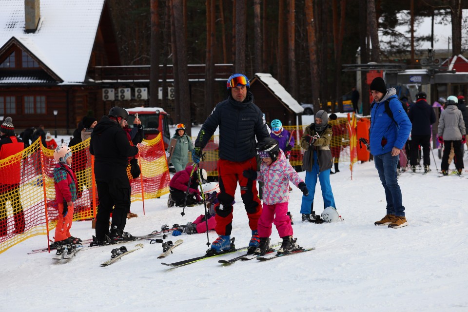 Stok na Stadionie Leśnym pełen narciarzy, snowboardzistów i rodzin z ...
