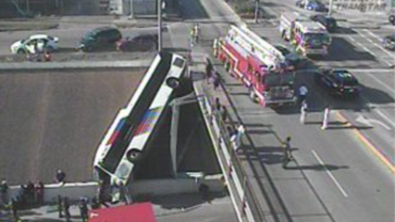 Midtown-area crash pushes Houston METRO bus from overpass onto Highway 288