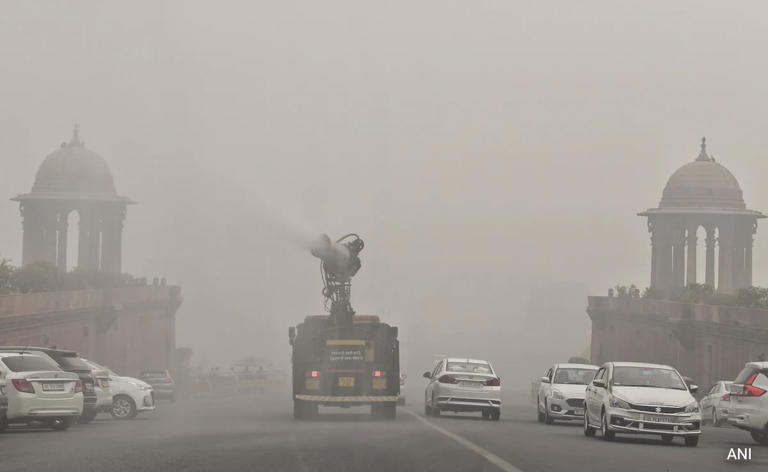 Weather body issues yellow alert as dense smog envelops Delhi