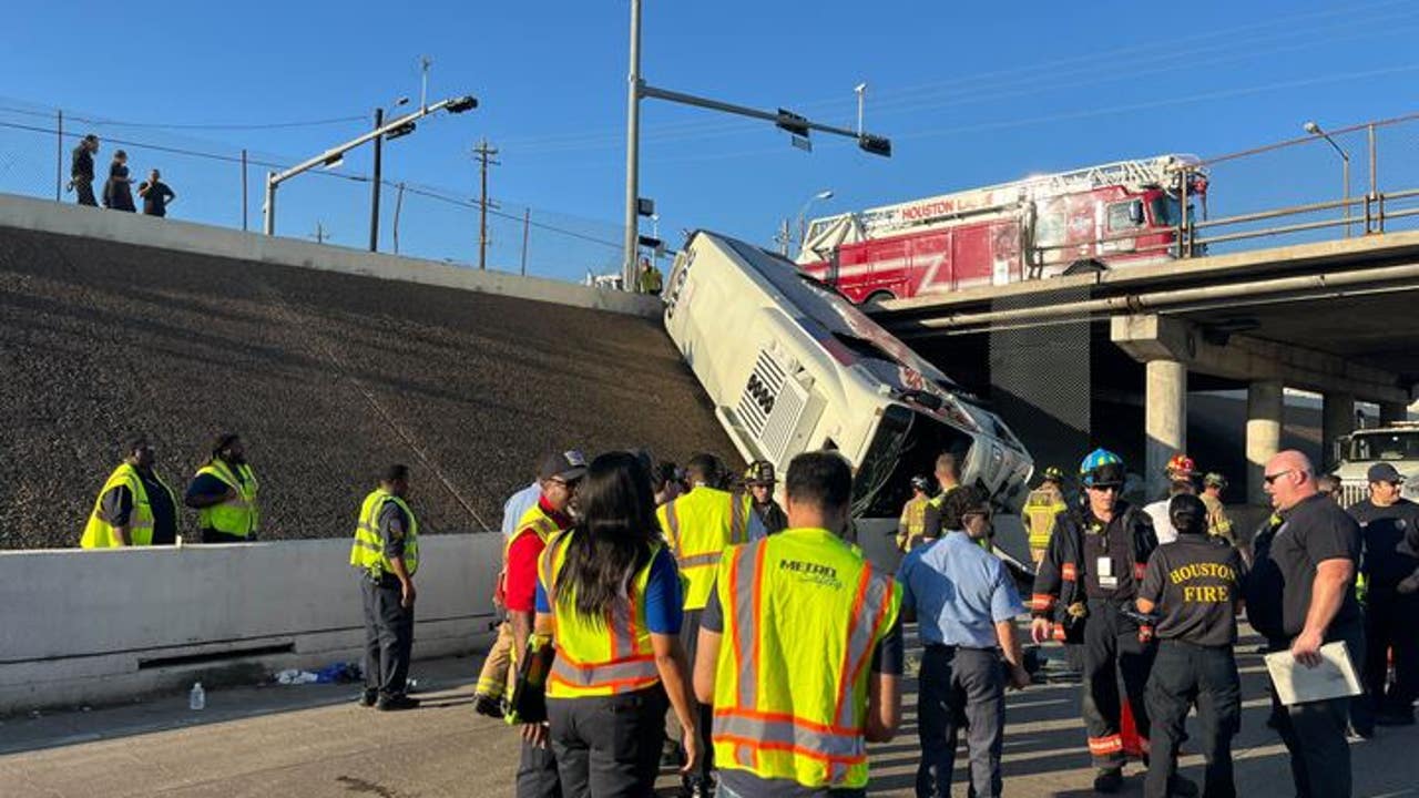 Midtown-area crash pushes Houston METRO bus from overpass onto Highway 69