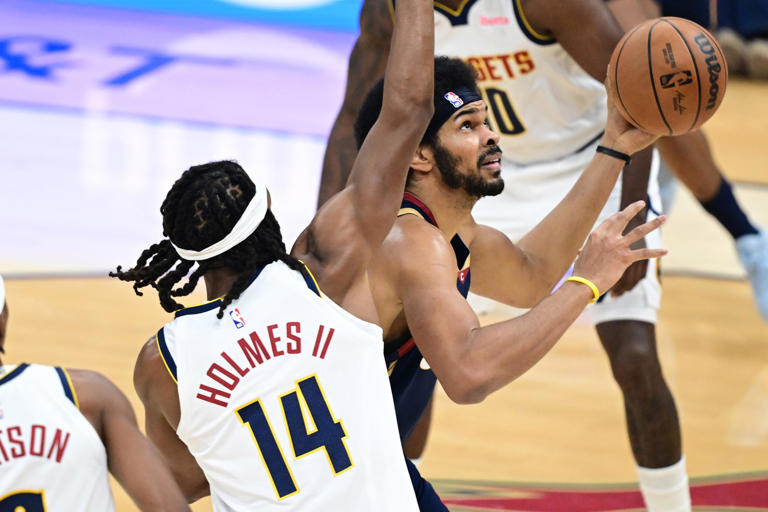 Nuggets coach David Adelman reacts to DaRon Holmes' first career start