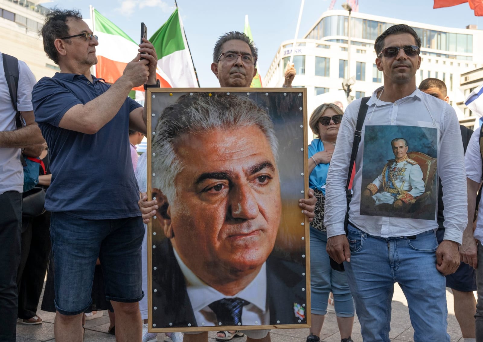 What is behind the call for a return of the monarchy in Iran?